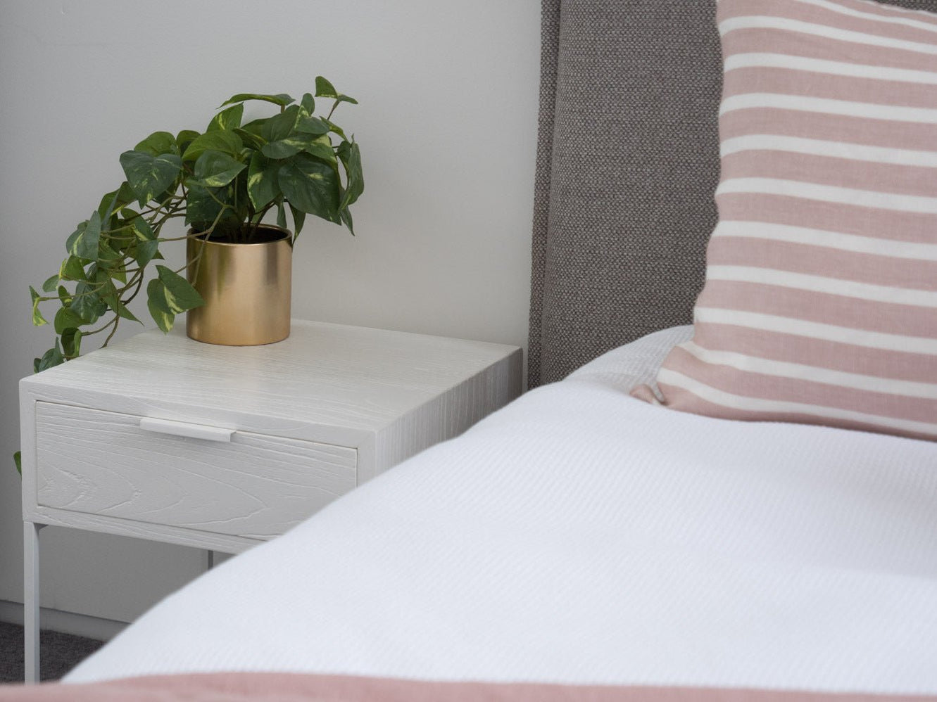 NOAH (BED)SIDE TABLE | RUSTIC WHITE– Green Design Gallery